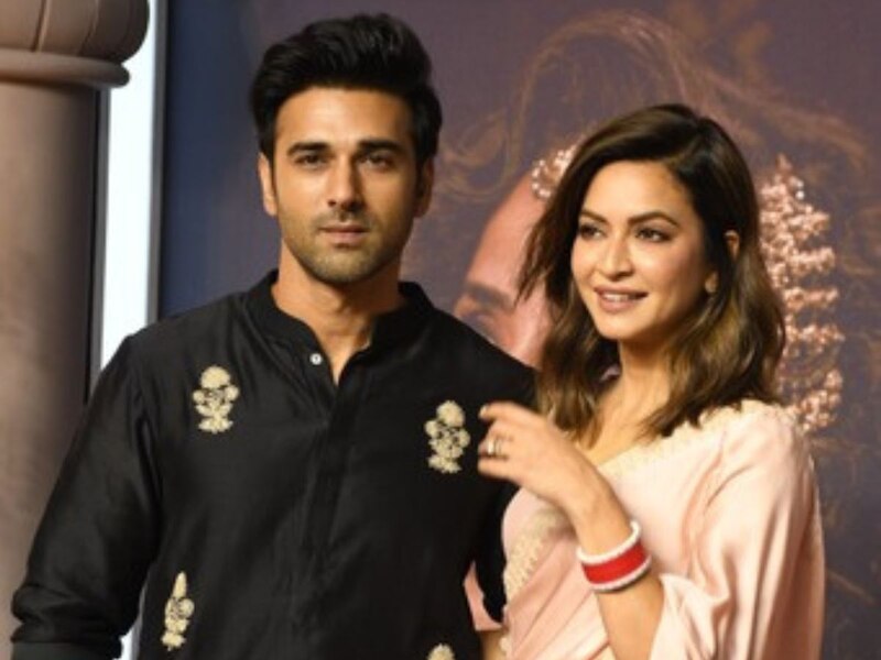 Kriti Kharbanda in red chuda pink saree blushes at Heeramandi Premiere ...