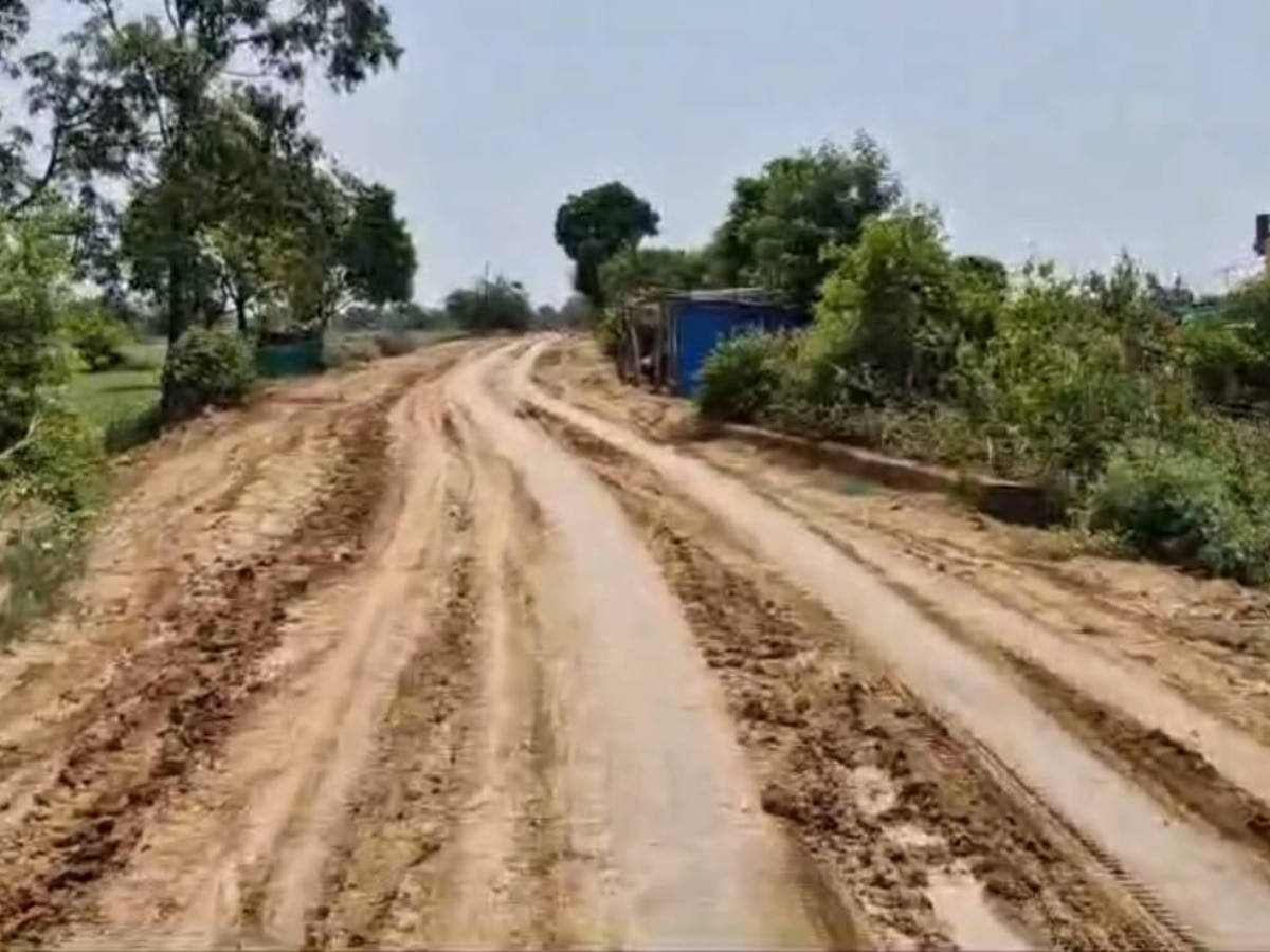 MP News: बैतूल में करोड़ों की सड़क पर चलना मुश्किल! आते ही धंस जाते हैं ...