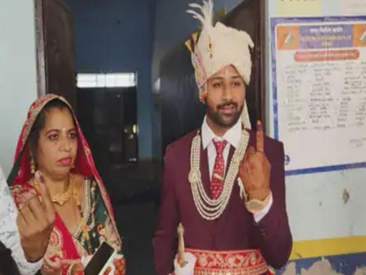 Lok Sabha chunav 2024 someone comes on wheel chair to vote Somewhere ...