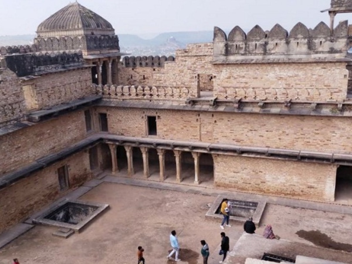 cruel history of Chanderi Fort babar was frightened by jauhar of queen birju babra Grave|MP के ...