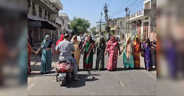 Alwar Women jaam streets of demanding Drinking water for Water supply ...