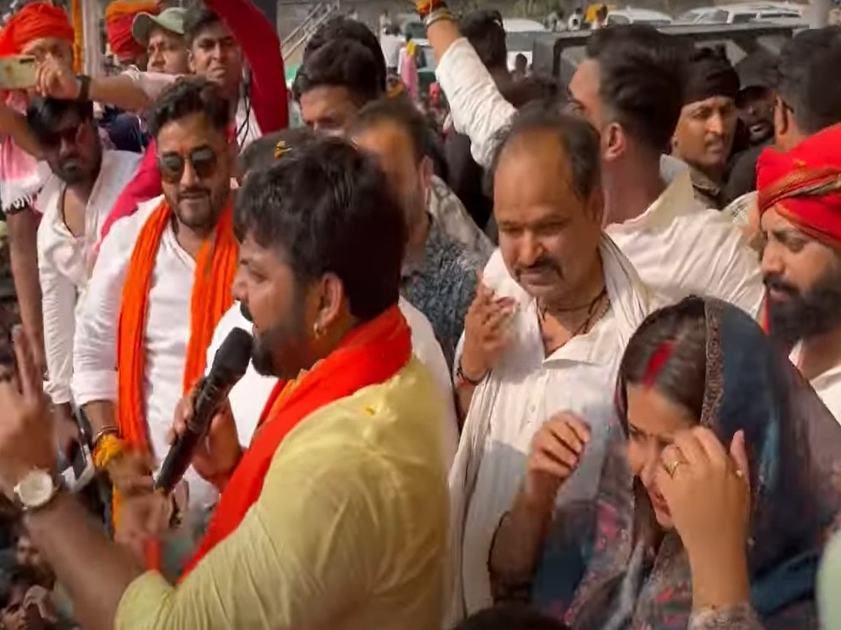 Karakat Lok Sabha Seat Pawan Singh and Jyoti Singh see photos | Karakat Lok Sabha Seat: मंच पर ...