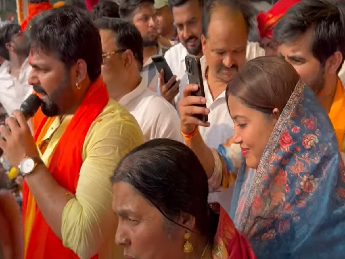 Karakat Lok Sabha Seat Pawan Singh and Jyoti Singh see photos | Karakat Lok Sabha Seat: मंच पर ...