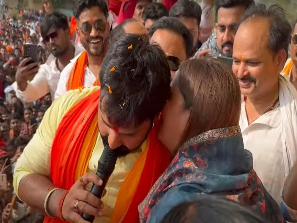 Karakat Lok Sabha Seat Pawan Singh and Jyoti Singh see photos | Karakat Lok Sabha Seat: मंच पर ...