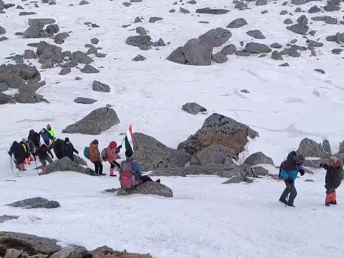 Kishore Parekh of Jagdalpur hoisted tricolor on 15 thousand feet high ...
