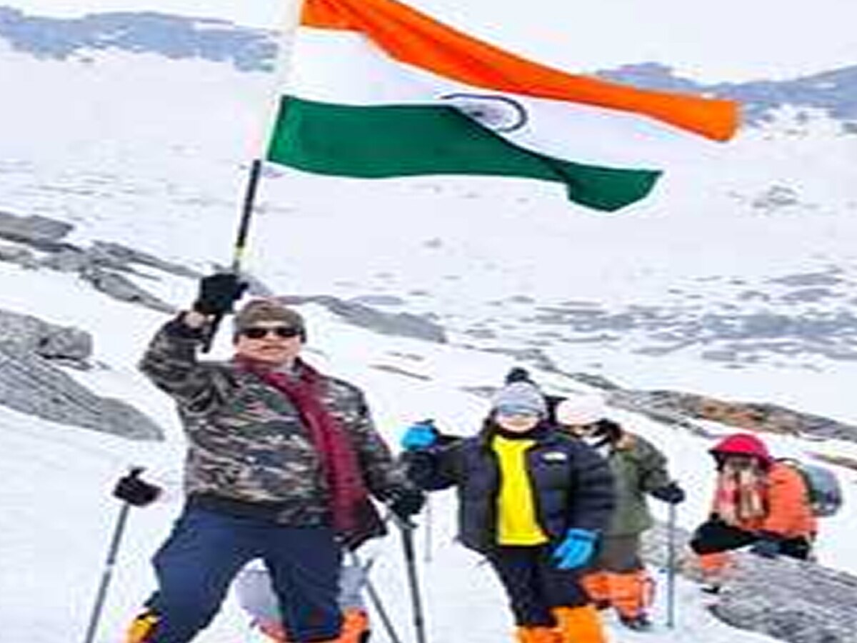 Kishore Parekh of Jagdalpur hoisted tricolor on 15 thousand feet high ...