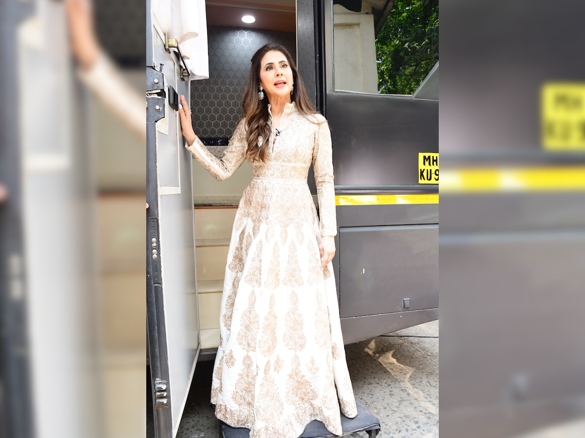 Madhuri Dixit wear pink lehenga choli black chashma beats Urmila ...