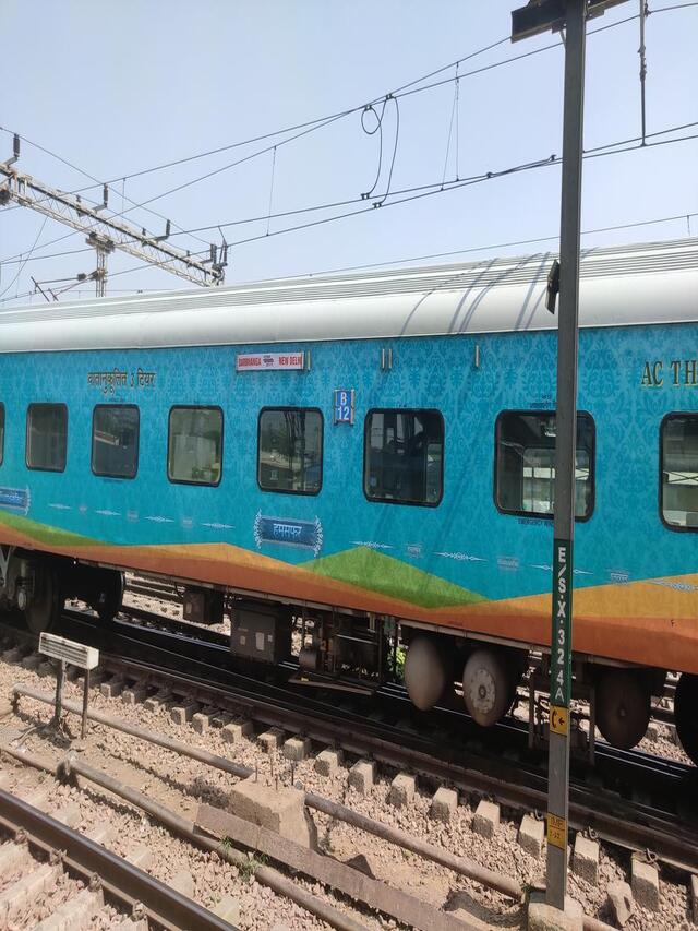bihar darbhanga junction to new delhi railway station humsafar clone ...