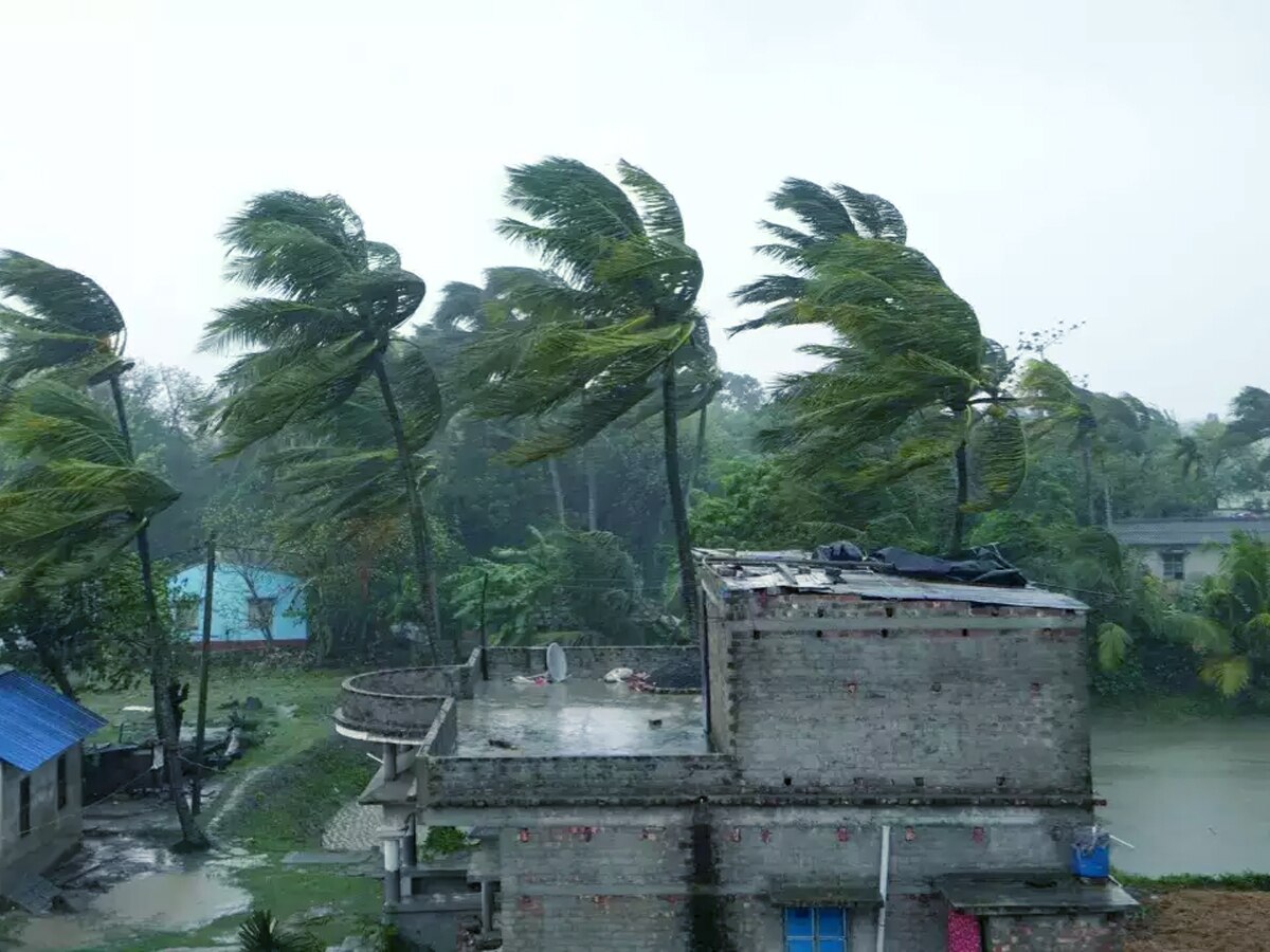 Cyclone Remal effects Live Updates, Cyclone Remal landfall orgy of ...
