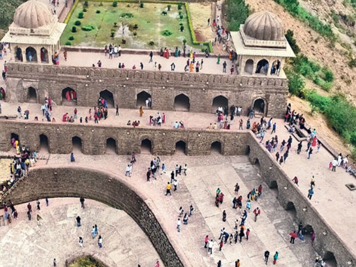 Tourist Place in Mandu Madhya Pradesh Rani Roopmati Palace Jahaaz Mahal ...