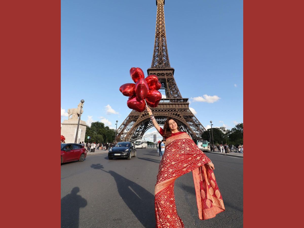 Arti Singh Poses In Red Saree In Front Of Eiffel Tower Watch Stunning