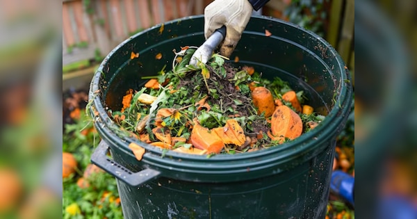how to convert kitchen waste into compost At home | किचन के कचरे से बना ...