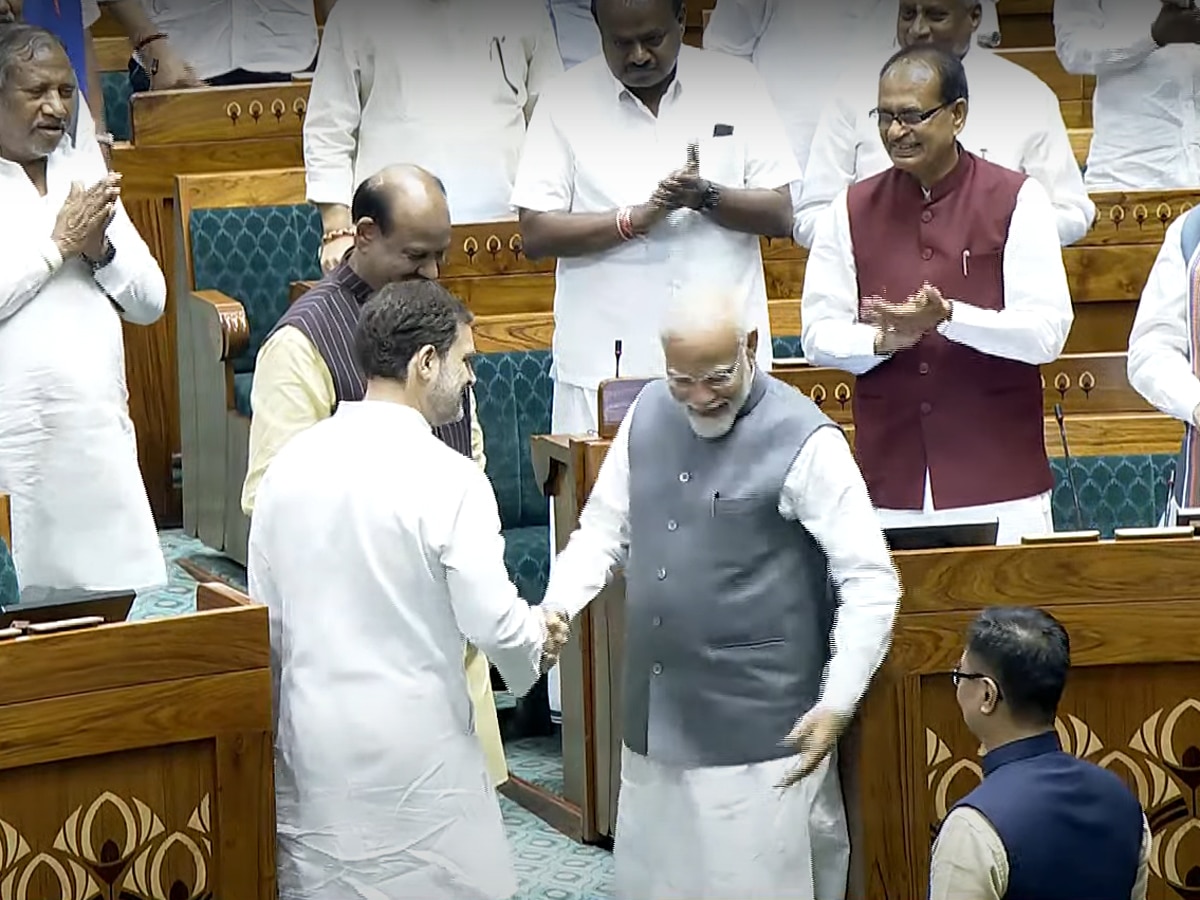 Rahul Gandhi shake hand with pm narendra modi in Lok Sabha | नेता ...