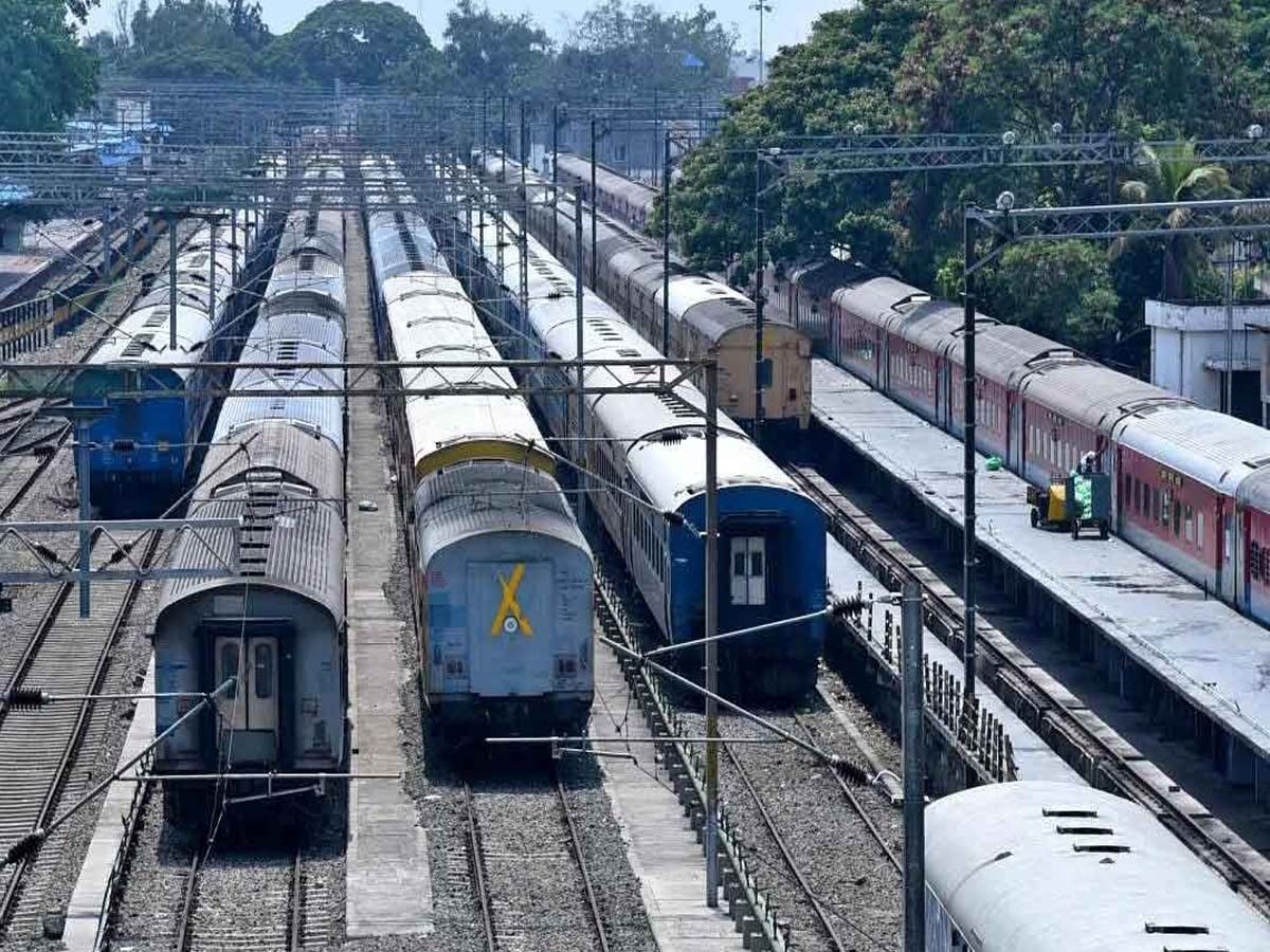 Indian Railways Interesting Facts India biggest Howrah Railway Junction ...