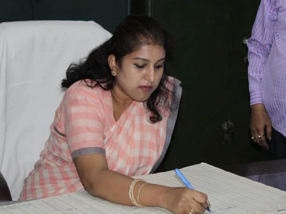 PWD XEN suspended on DMs recommendation who is IAS Neha Prakash | DM की ...