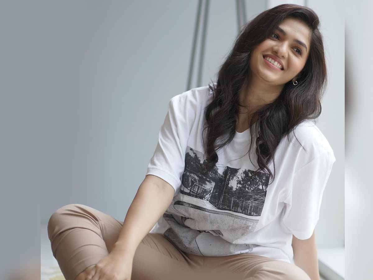 Dubai based YouTuber Khalid Al Ameri engaged to Tamil actor Sunaina ...