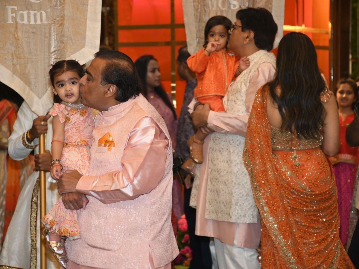 Mukesh Ambani Adores Isha Ambani Kids Aadiya Shakti and Krishna At ...