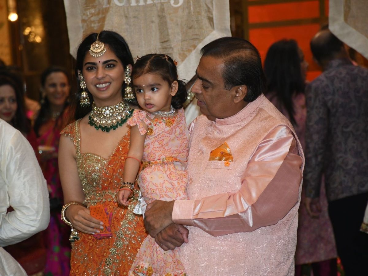 Mukesh Ambani Adores Isha Ambani Kids Aadiya Shakti and Krishna At ...