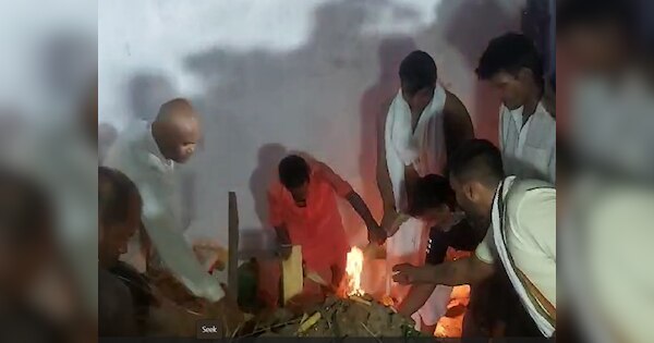 Mukesh Sahni funeral pyre of his father Jitan Sahni in Biraul | Mukesh ...