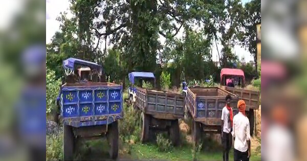 Police entered den of sand mafia seized 8 tractors involved in illegal ...