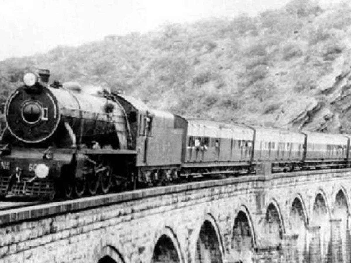 India first and oldest train, which was pulled by 3 engines together ...