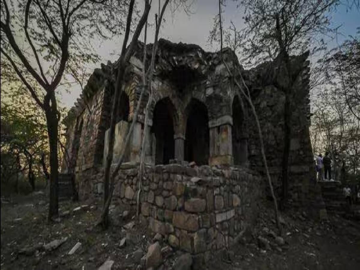 delhi Haunted Places malcha mahal dangerous hidden places | जानें ...