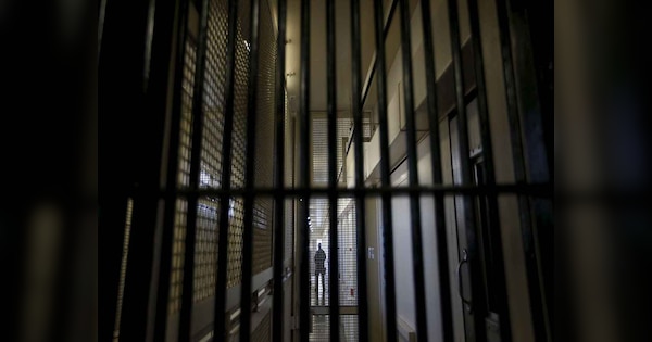 Yes I made a mistake UK prison officer caught on camera having sex with ...