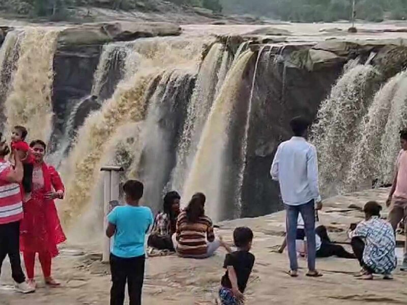 amritdhara waterfall of manendragarh becomes beautiful tourist spot in ...
