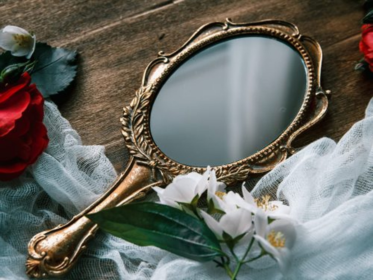 shishe ka avishkar kisne kiya who invented mirror Who saw his face in ...