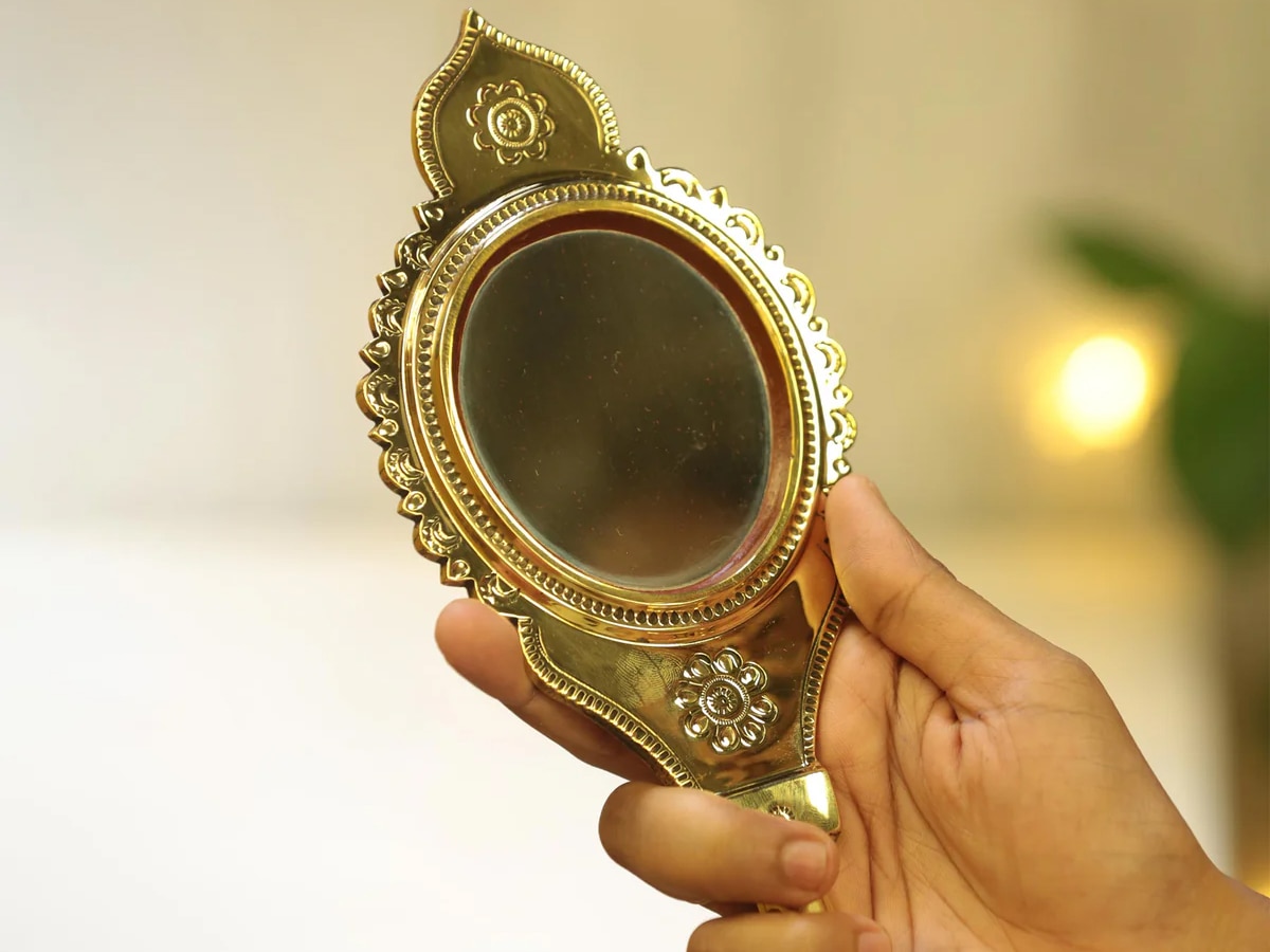 shishe ka avishkar kisne kiya who invented mirror Who saw his face in ...