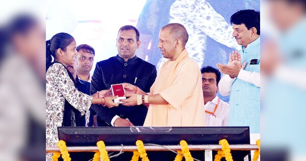 UP CM Yogi Adityanath distributed Smart Free Tablet in Ayodhya and ...