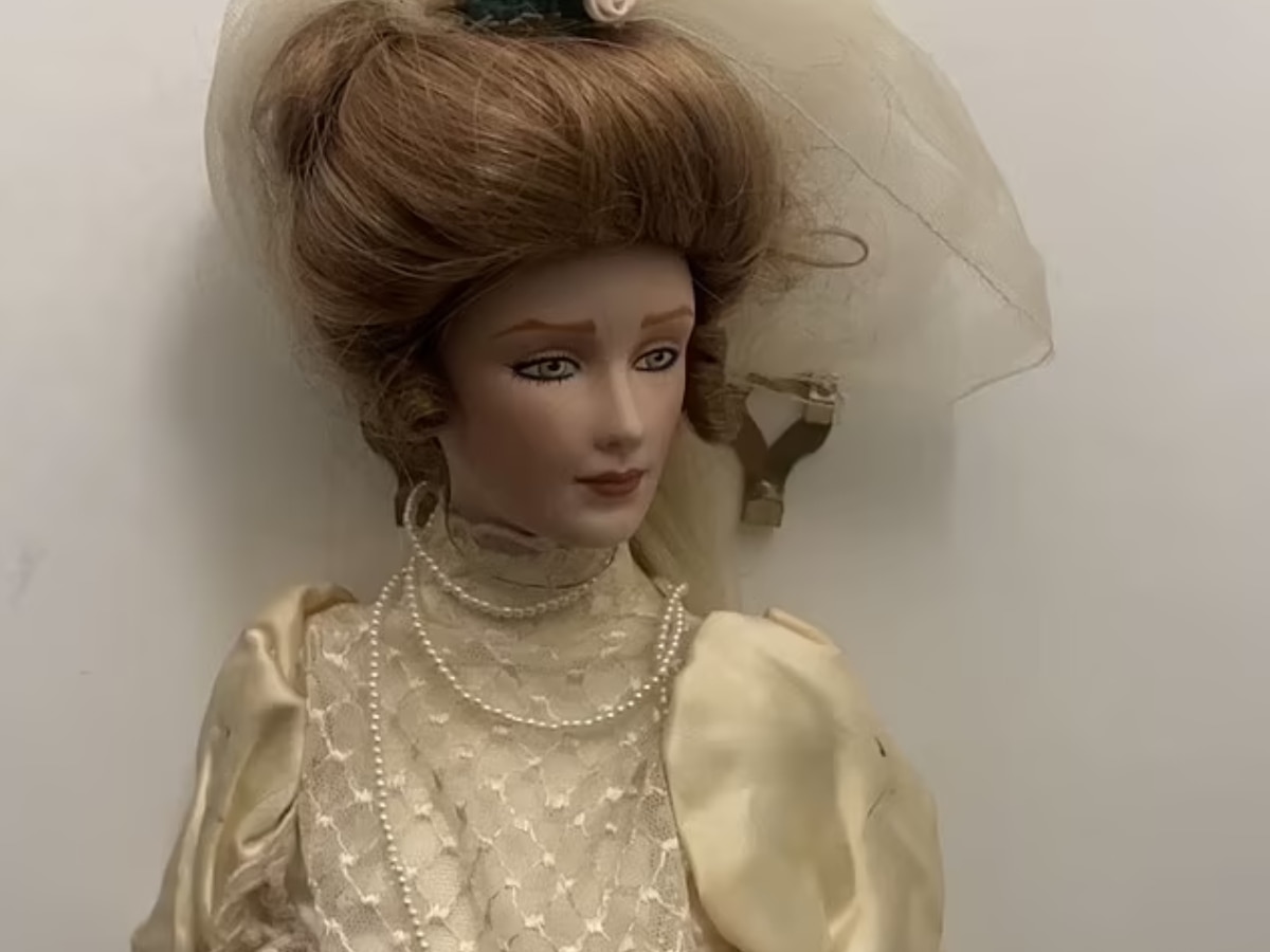 World Most Haunted Doll Elizabeth Possessed By Dead Bride Attacked 17 Men annabelle doll | Most ...