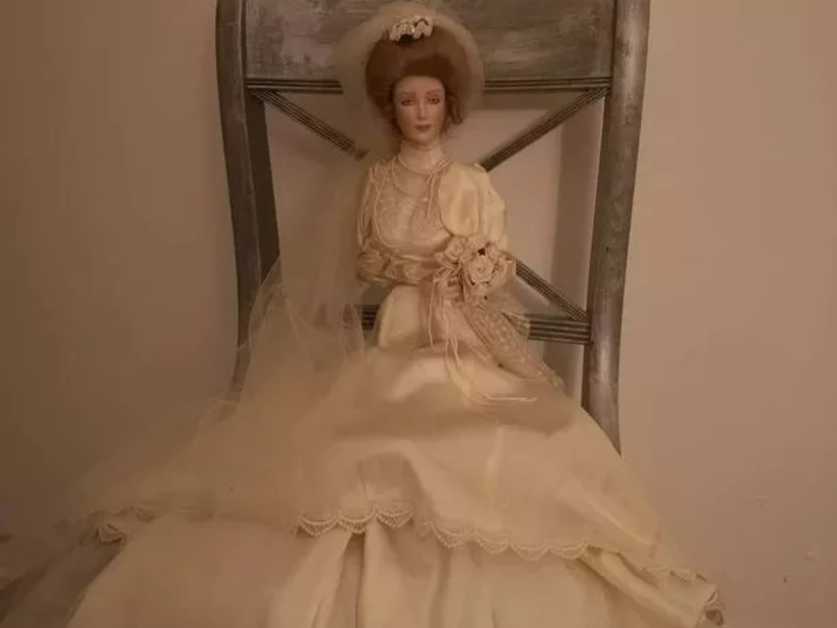 World Most Haunted Doll Elizabeth Possessed By Dead Bride Attacked 17 ...