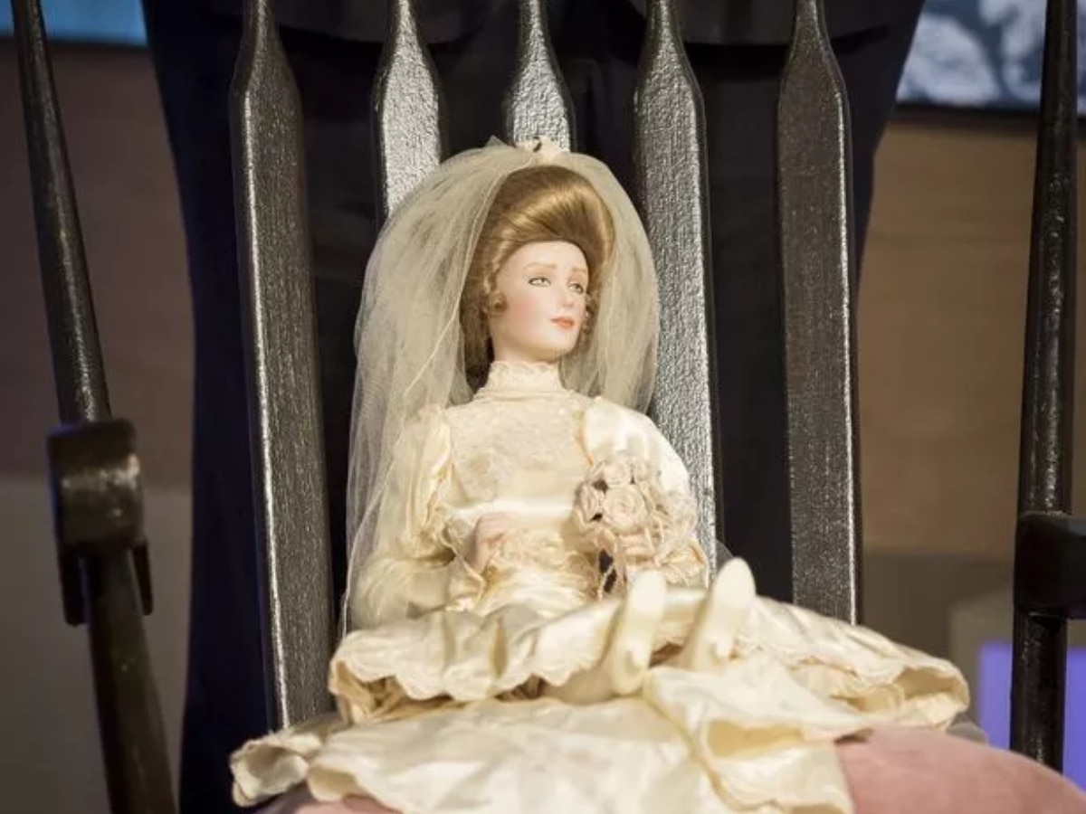 World Most Haunted Doll Elizabeth Possessed By Dead Bride Attacked 17 ...