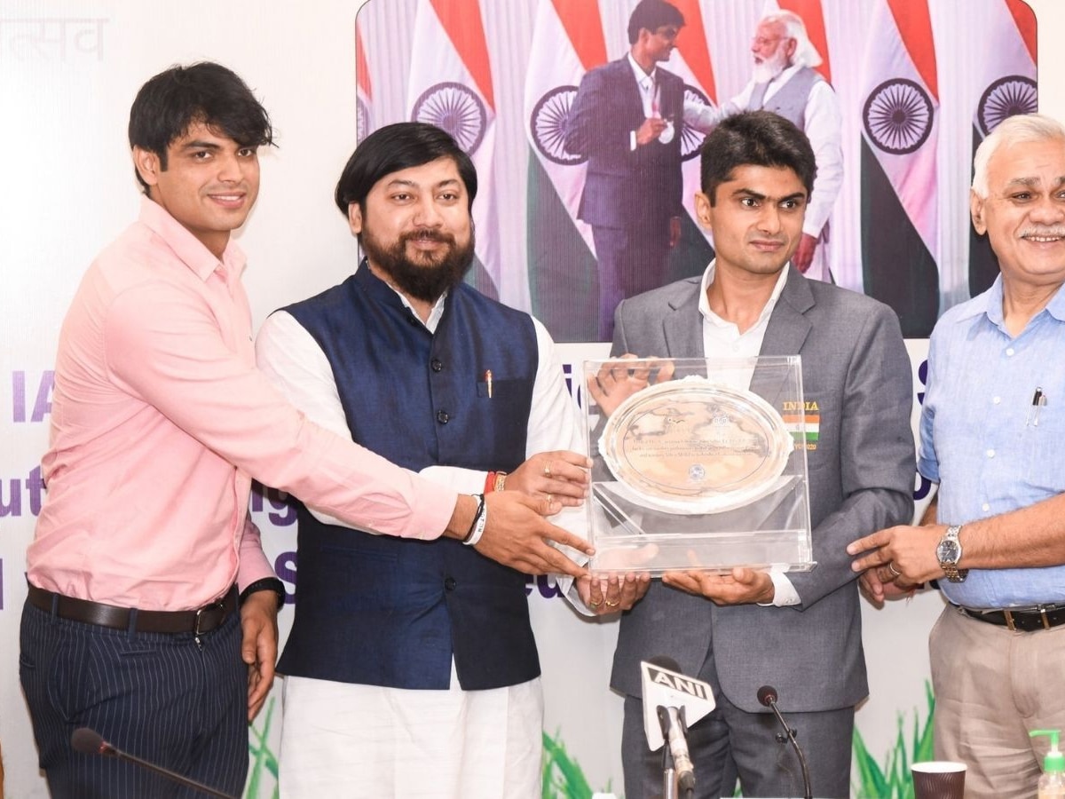 IAS Suhas LY won silver medal in Paris Paralympics 2024 suhas ...