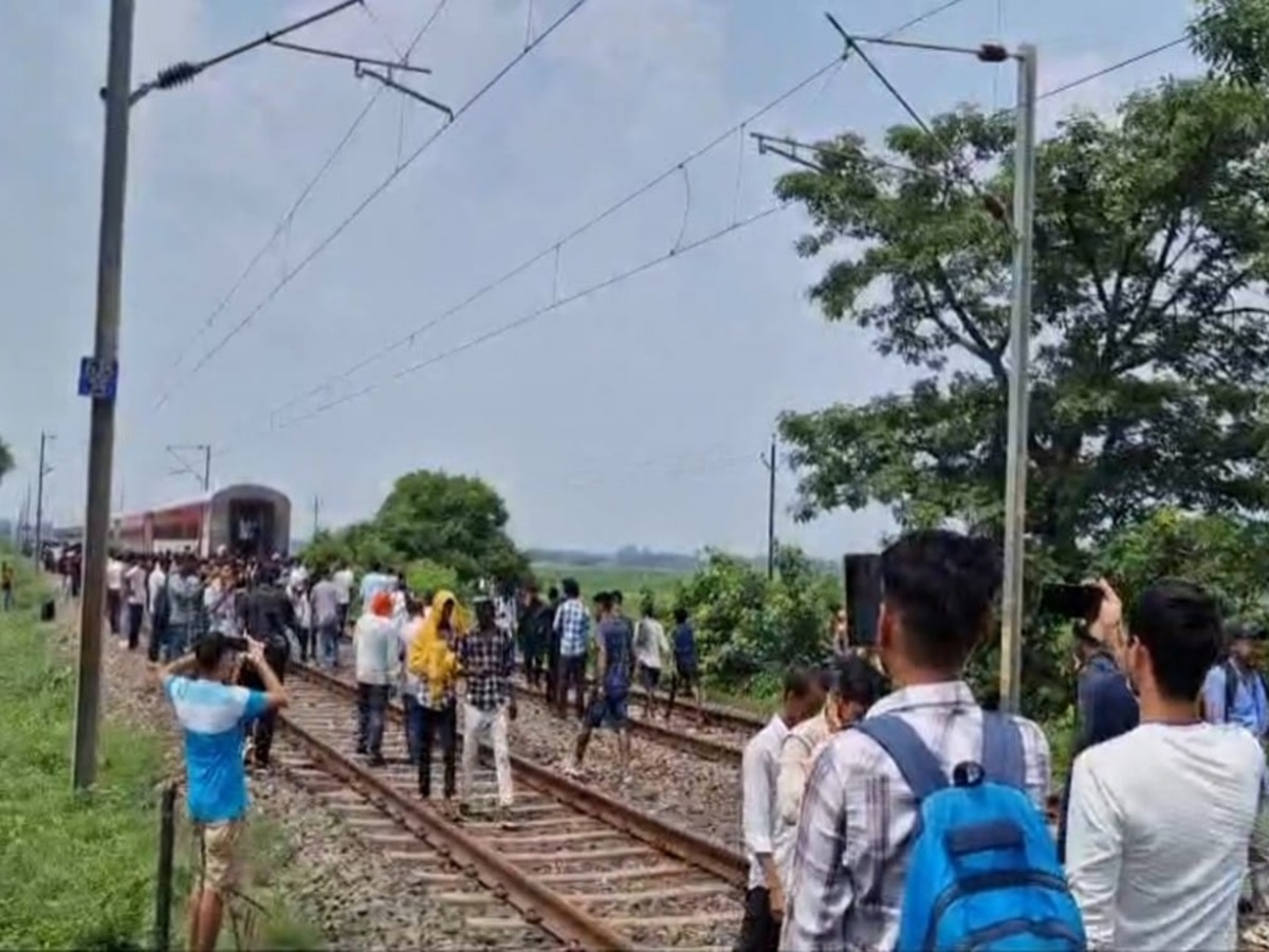 Bihar Train Accident Magadh Superfast Express split into two parts in ...