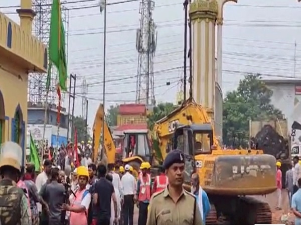 Bhilai MCD buldozer action on 100 shops built by illegal encroachment ...