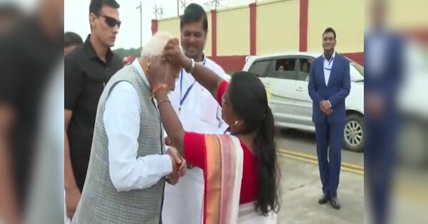 PM modi welcomed with Jahwa in Jharkhand woman puts Karma Parv symbol ...