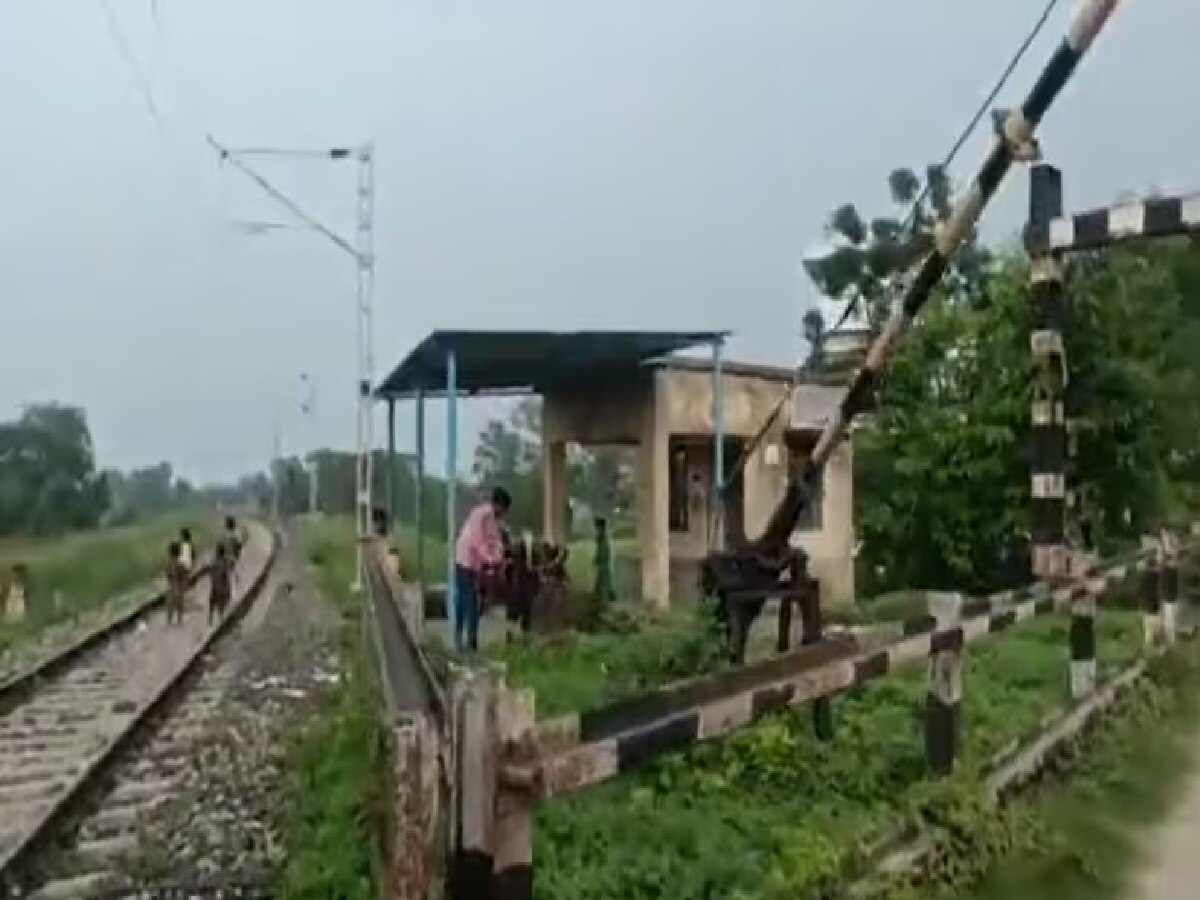 Indian Railway After stopping train at strange railway gate loco pilot opens closes the fatak in ...