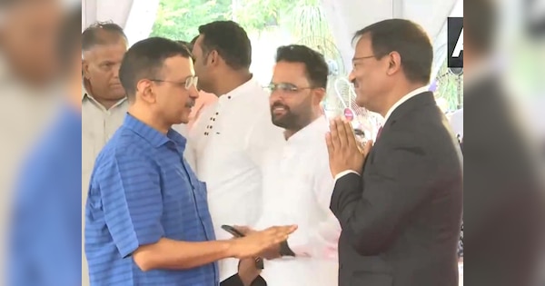 Who folded hands in front of Delhi new CM Arvind Kejriwal at the ...