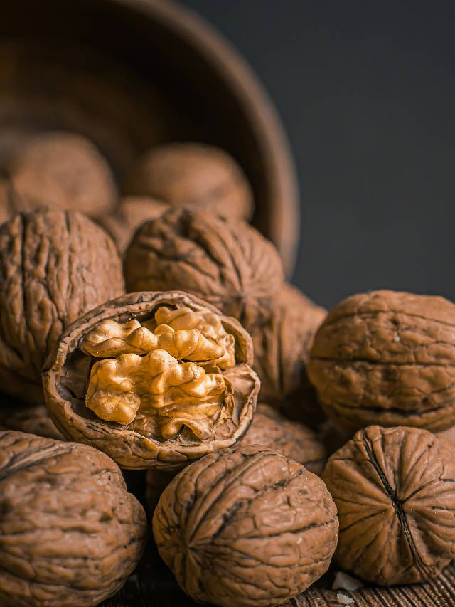 Benefits of eating walnuts on an empty stomach in morning
