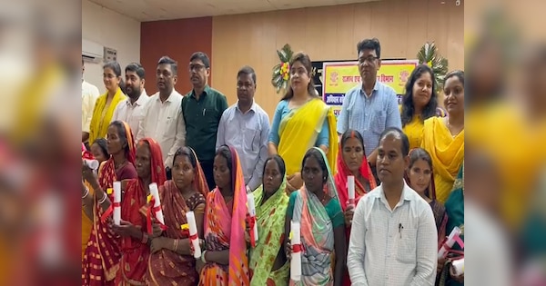 Jamui DM Abhilasha Sharma distributed pamphlets among landless families ...