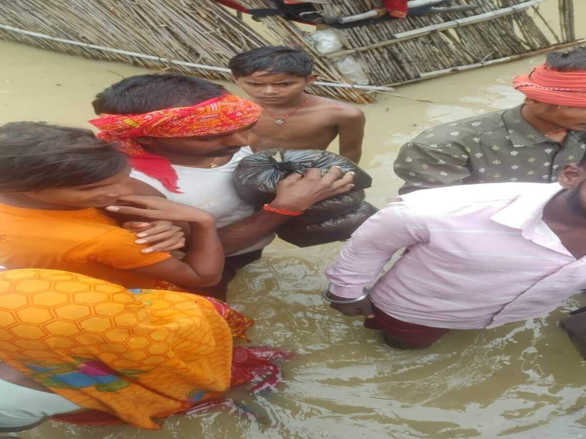 rupesh pandey reached among the flood victims in bihar distributed relief material and provided ...