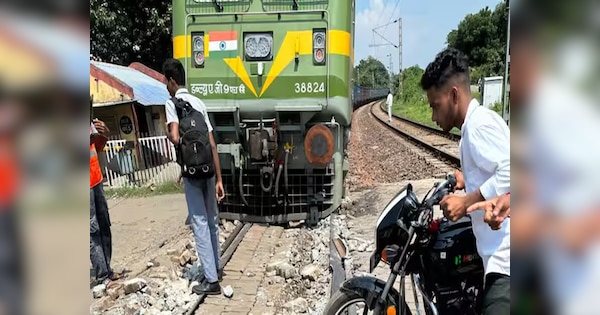 Seraikela train derailed goods train accident in Jharkhand railway ...