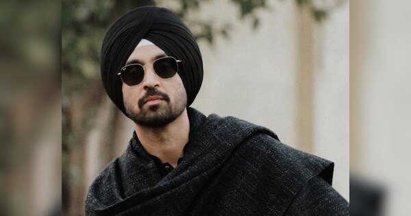 Diljit Dosanjh Present a gift to his pakistani fan at Manchester ...