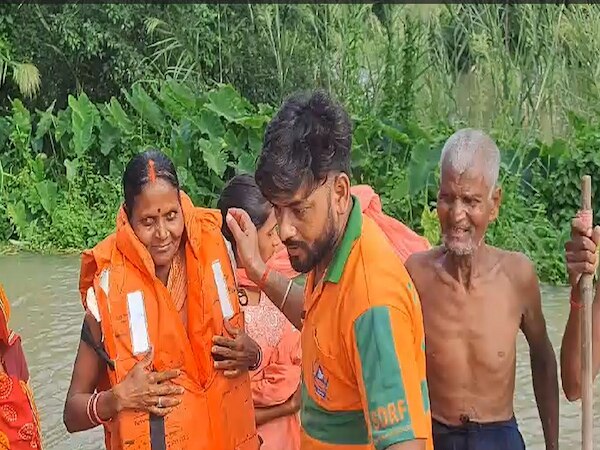 Bihar Flood SDRF rescued 400 flood victims in Bettiah| Bihar Flood ...