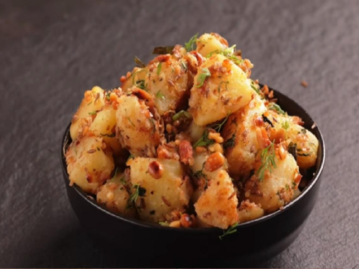 try 10 easy tasty potato recipe in Shardiya navratri fast aloo ka nashta pakora kuttu ki puri ...