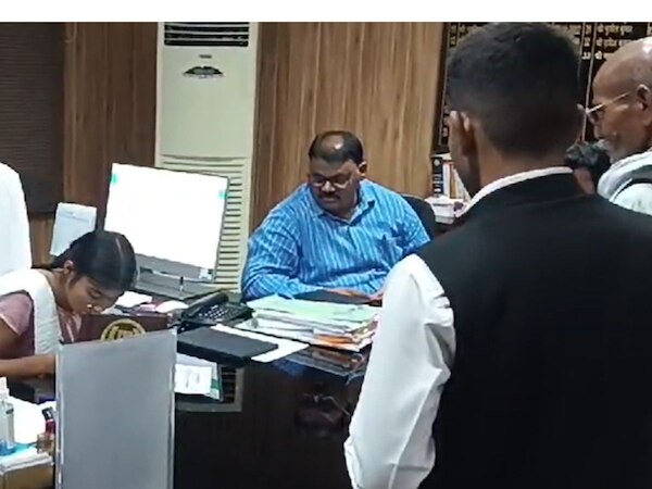 Class 9 Student became Kaushambi DM resolved Public Grievances and ...