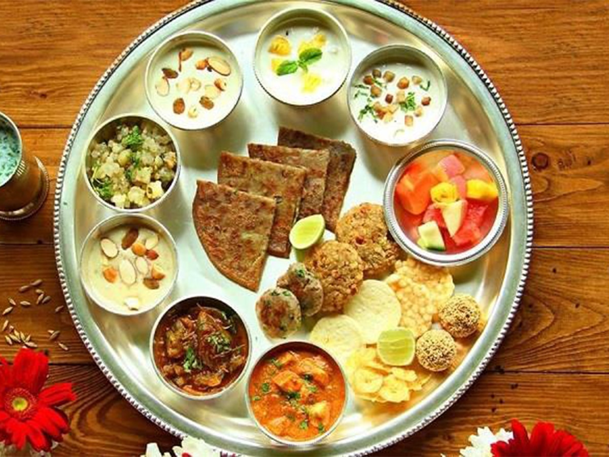 karwa chauth vrat sargi ki thali read suhagin women karva chauth puja ...