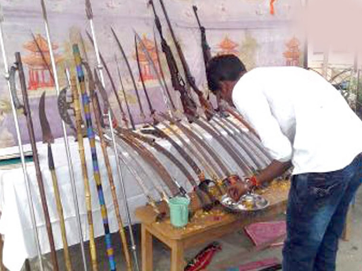 Dussehra 2024 Shastra Pujan Vidhi Mantra story katha know why is weapon ...